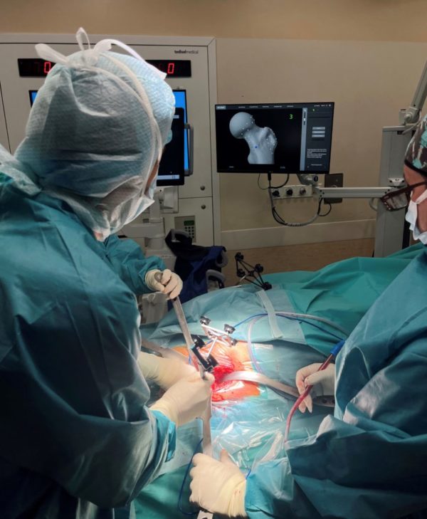 Primera cirugía de prótesis de cadera con asistencia robótica